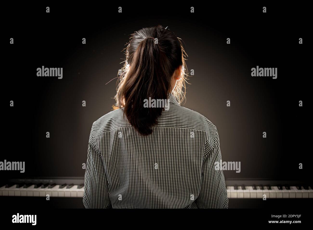 Piano woman rear hi-res stock photography and images - Alamy