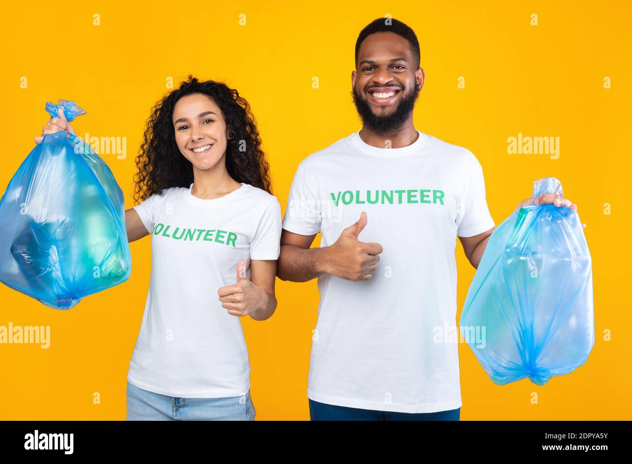 Female clean up garbage hi-res stock photography and images - Alamy