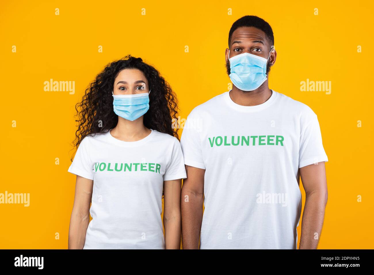 Two volunteers wearing face masks hi-res stock photography and images ...