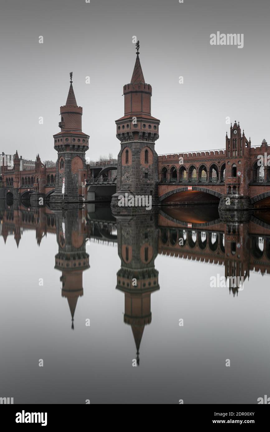 Oberbaum bridge across the Spree, connecting the Berlin districts of ...
