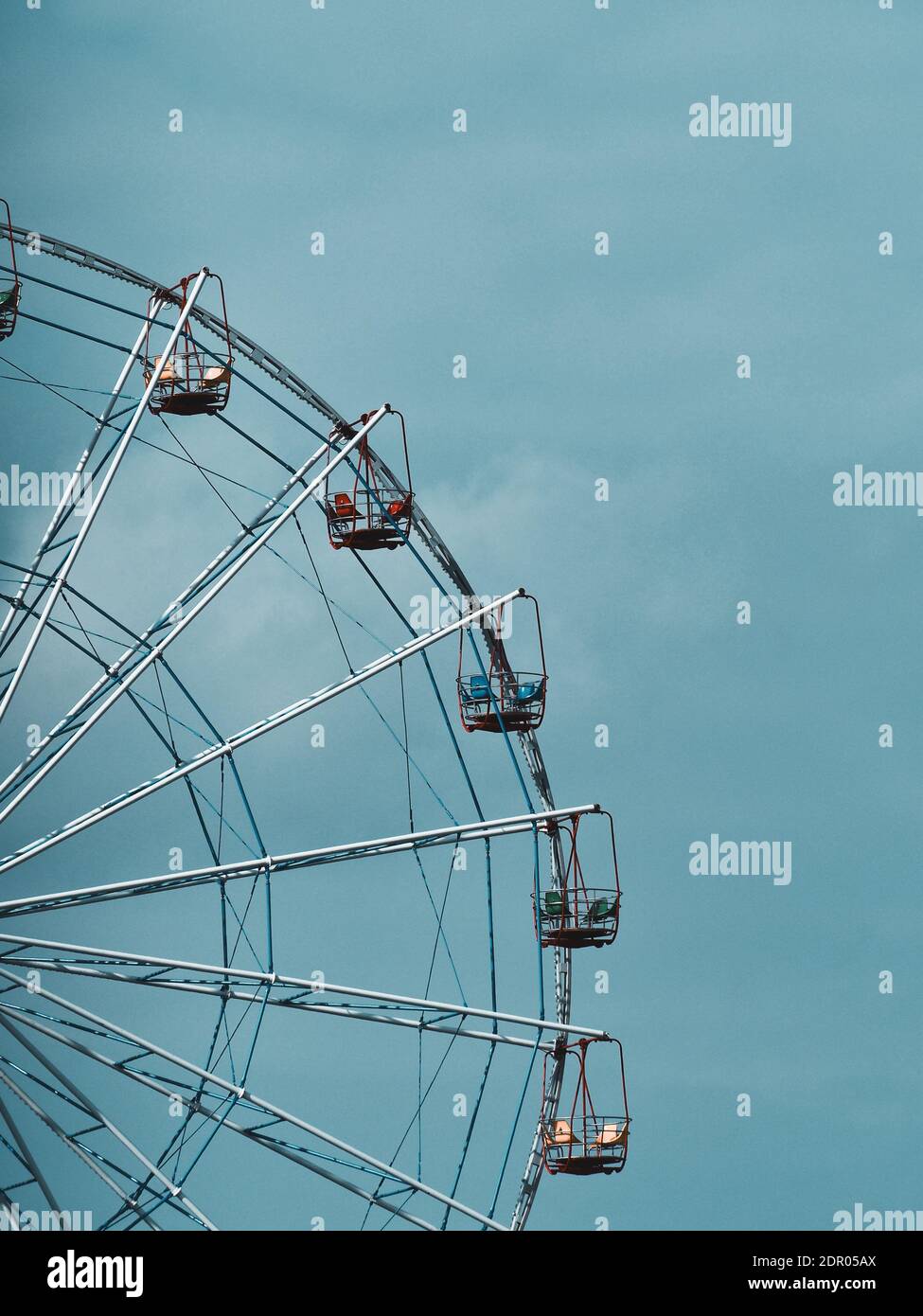 Old fashioned ferris wheel fairground hi-res stock photography and ...