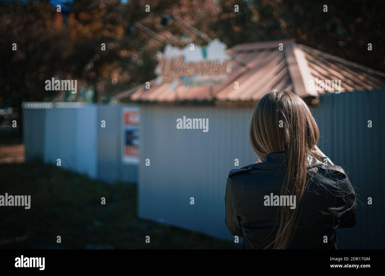 Young woman house outside russia hi-res stock photography and images ...