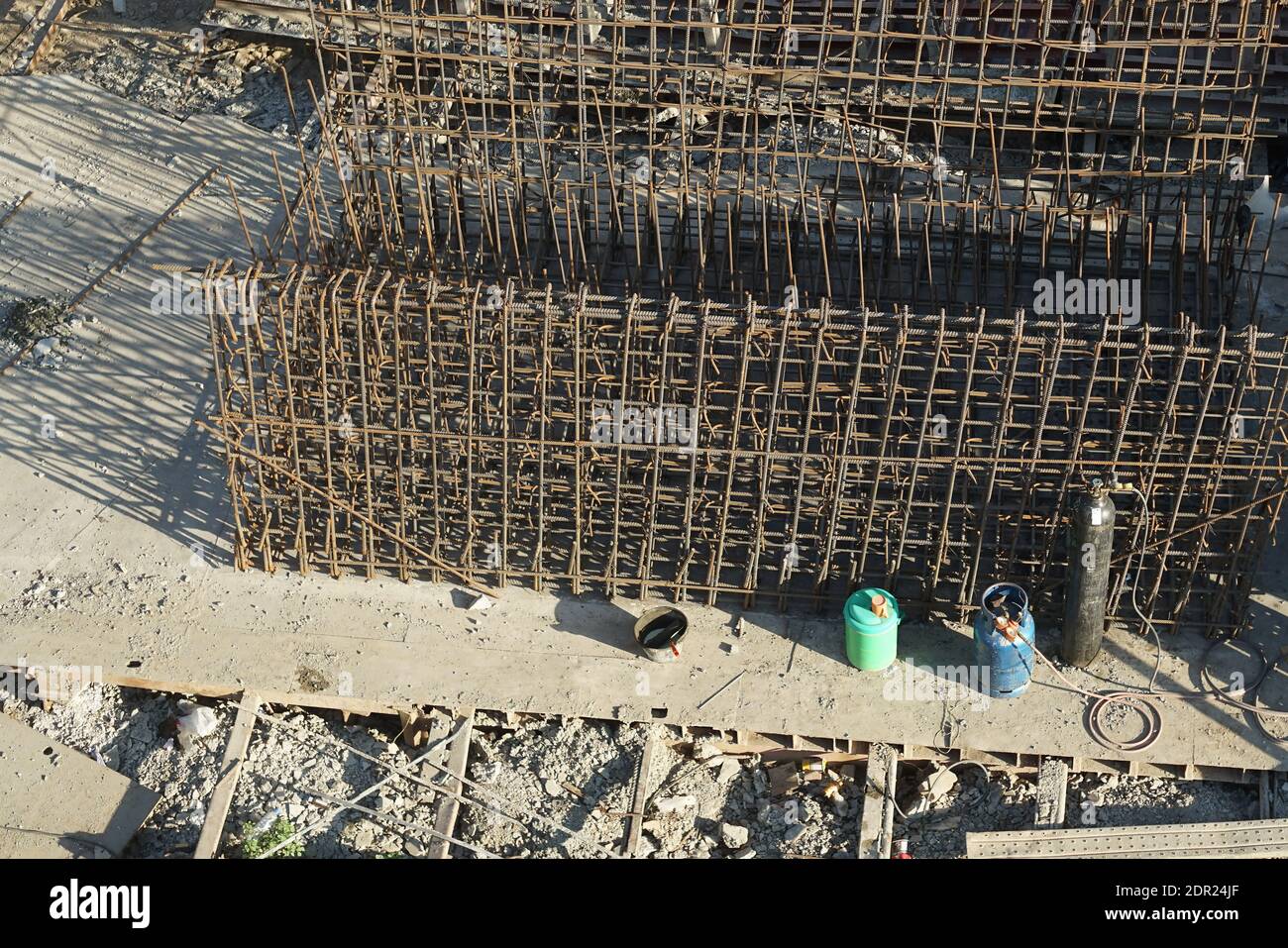 Preparint a steel struction to creatting a big cement pillar of civil ...