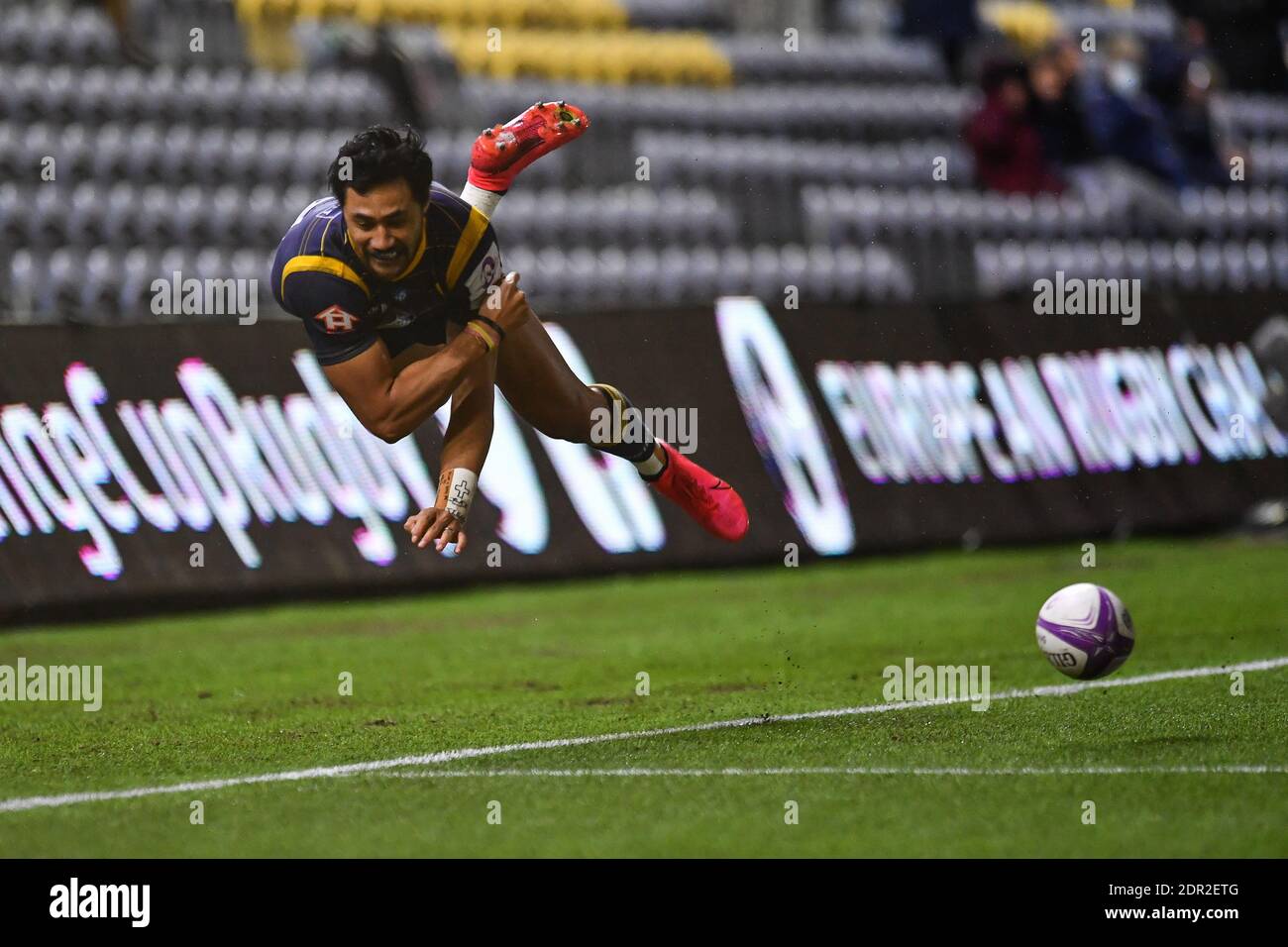 Melani Nanai of Worcester Warriors acrobatically keeps the ball in play ...