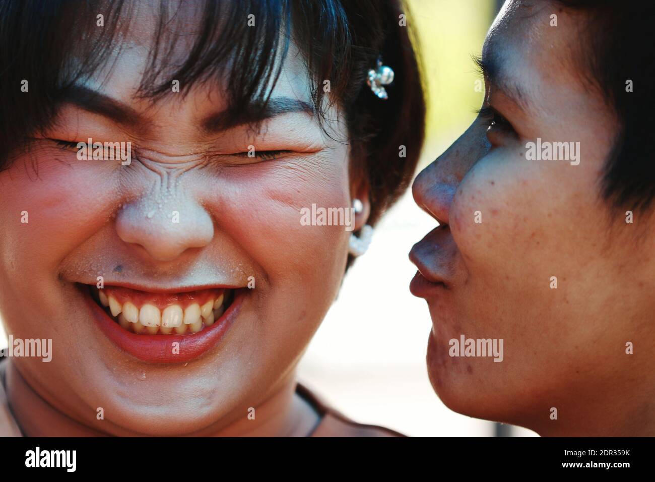 Body lips kissing hi-res stock photography and images - Alamy