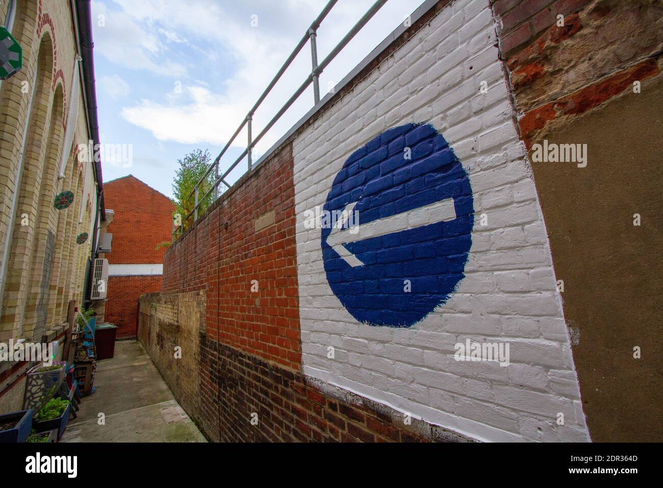 Painted one way sign at the back of theatre Stock Photo - Alamy