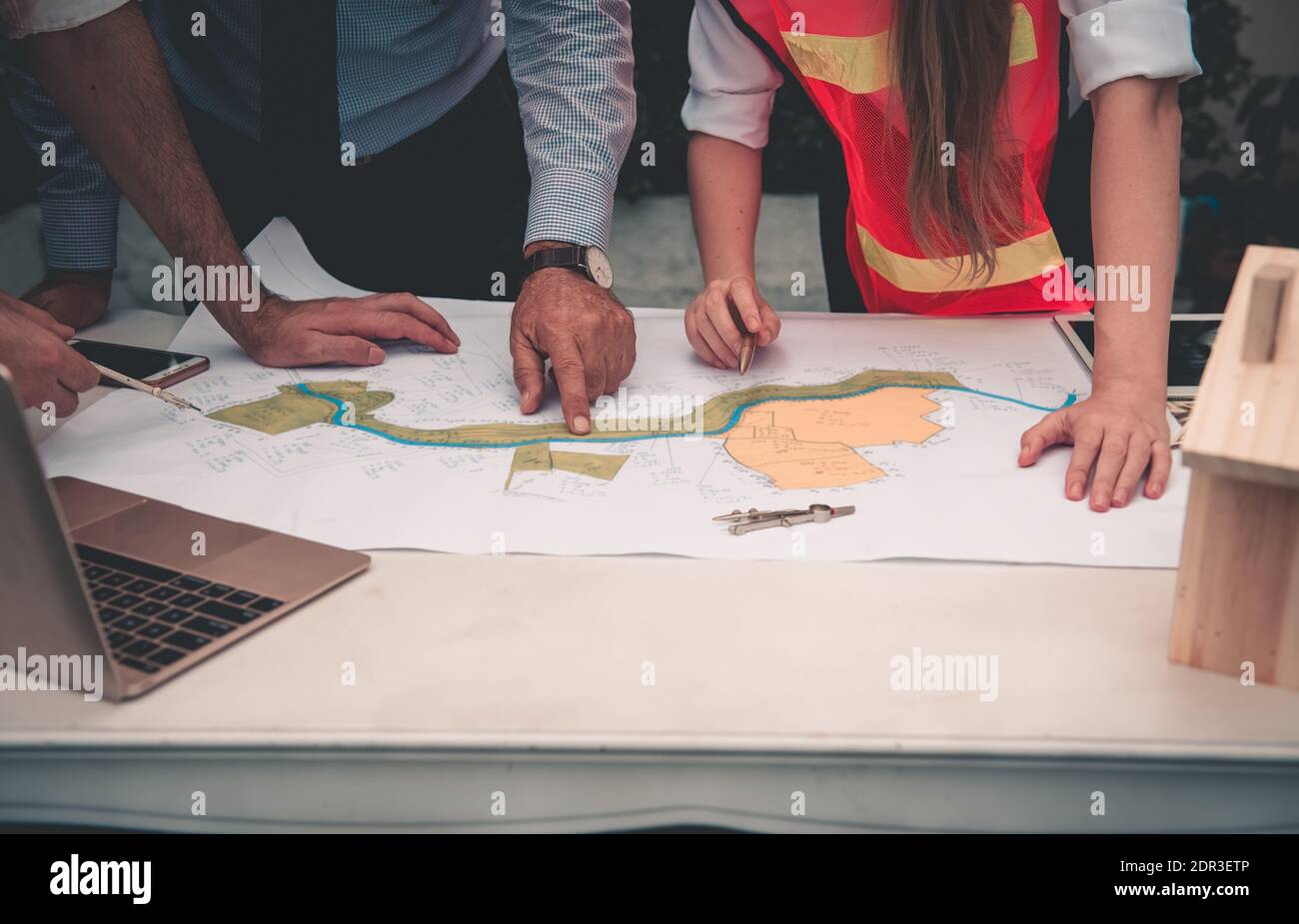 Two men leaning over table hi-res stock photography and images - Alamy