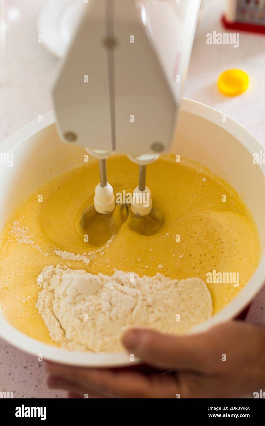 Mix the dough for the cake with a mixer Stock Photo - Alamy