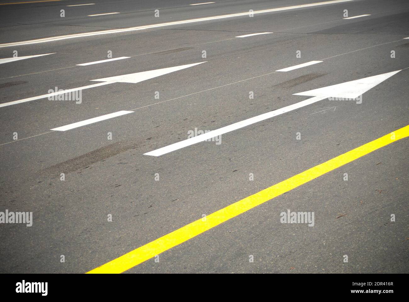 Yellow lines on street mark hi-res stock photography and images - Alamy