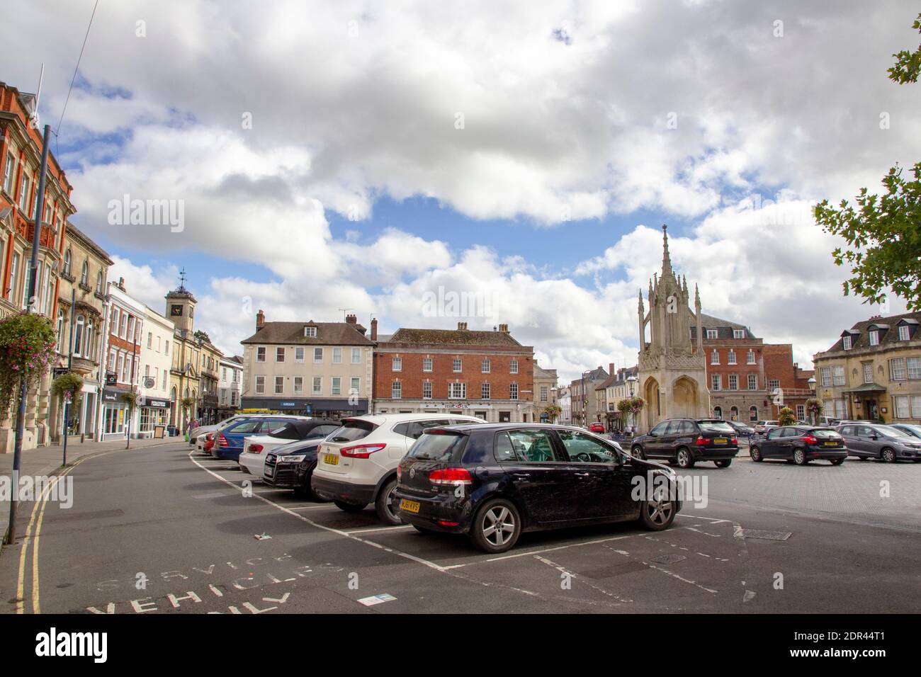 DEVIZES, WILTSHIRE, UK, August 25 2020. The town square with Market ...