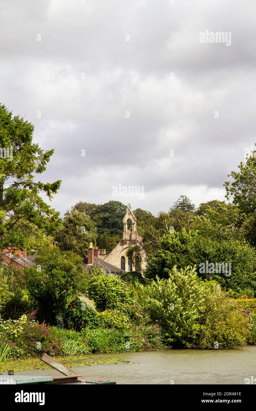 DEVIZES, WILTSHIRE, UK, August 25 2020. Church seen from the Kennet and ...
