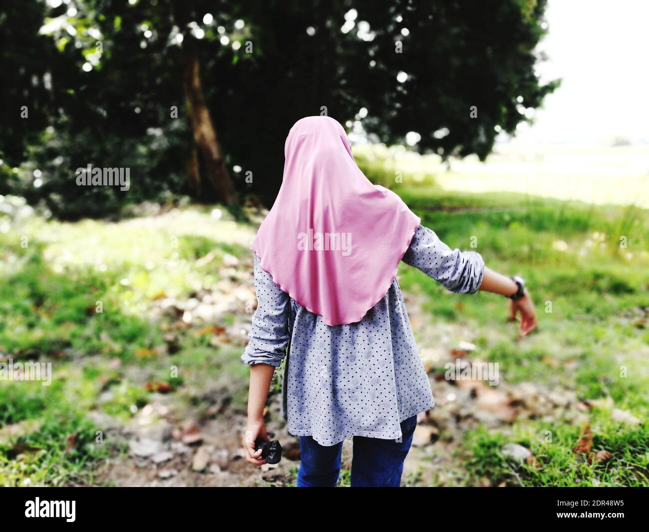 Hijab girl rear view hi-res stock photography and images - Alamy