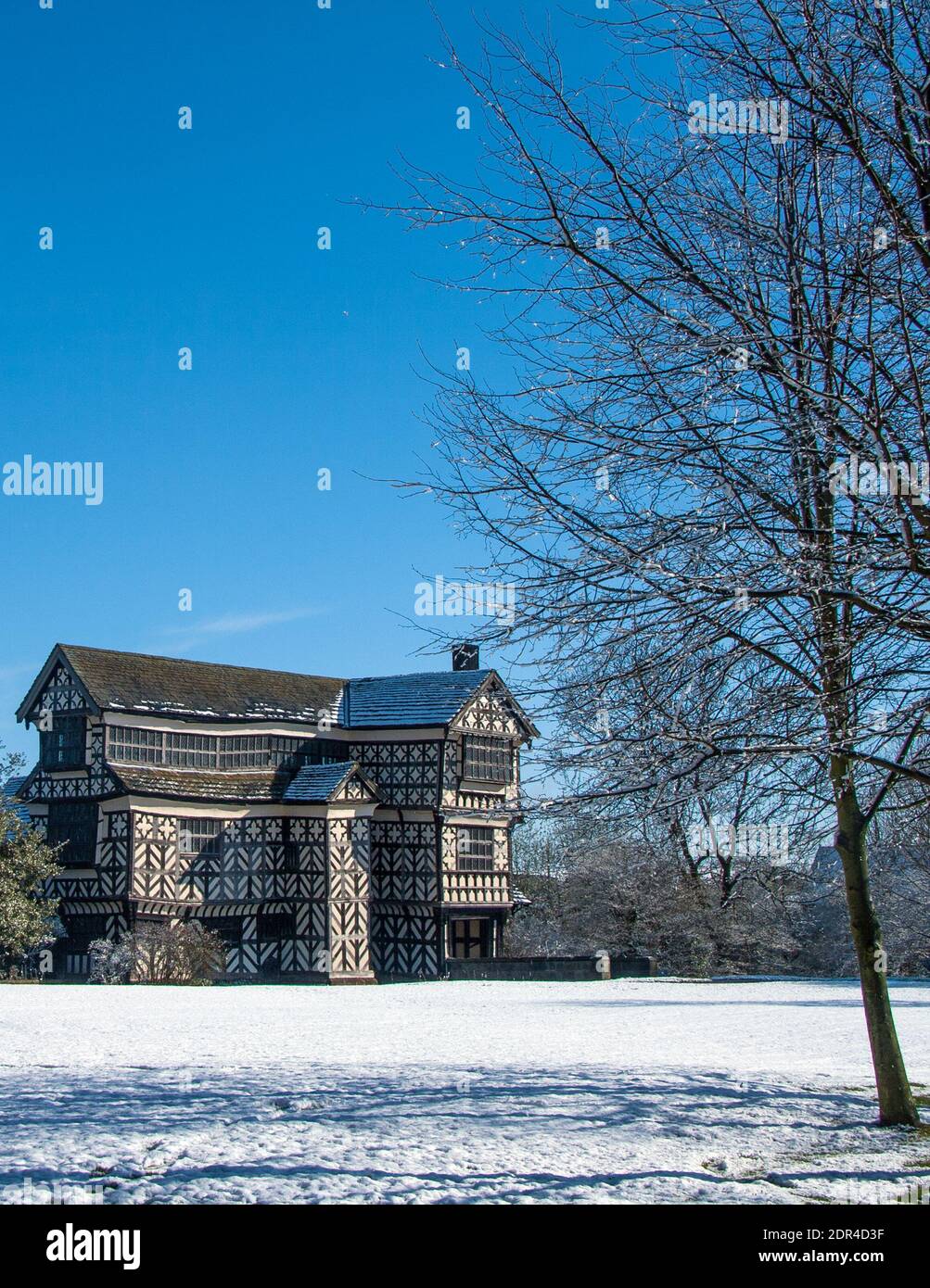 Tudor house in snow hi-res stock photography and images - Alamy