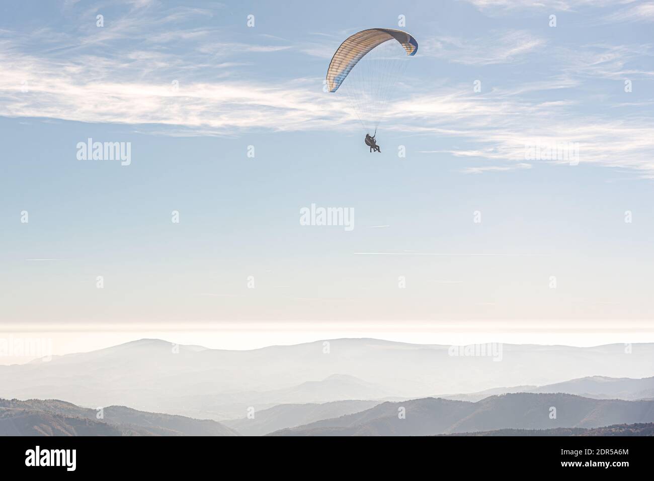 Paraglider in sky sun hi-res stock photography and images - Alamy