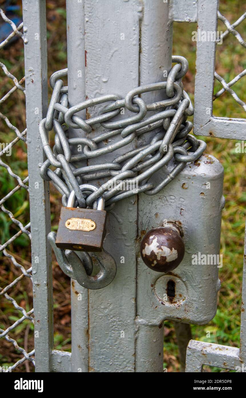 Padlock with chain on iron gate Stock Photo - Alamy