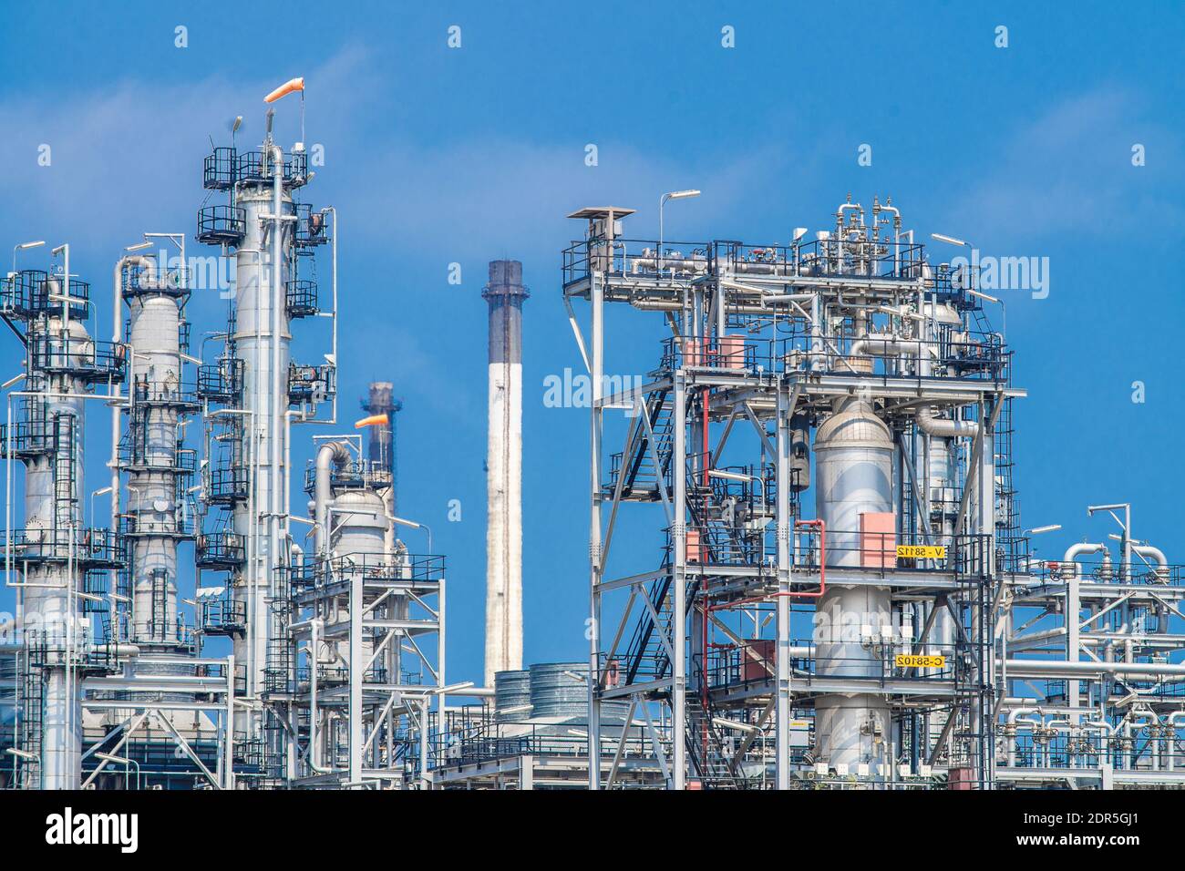 Area gas oil refinery complex hi-res stock photography and images - Alamy