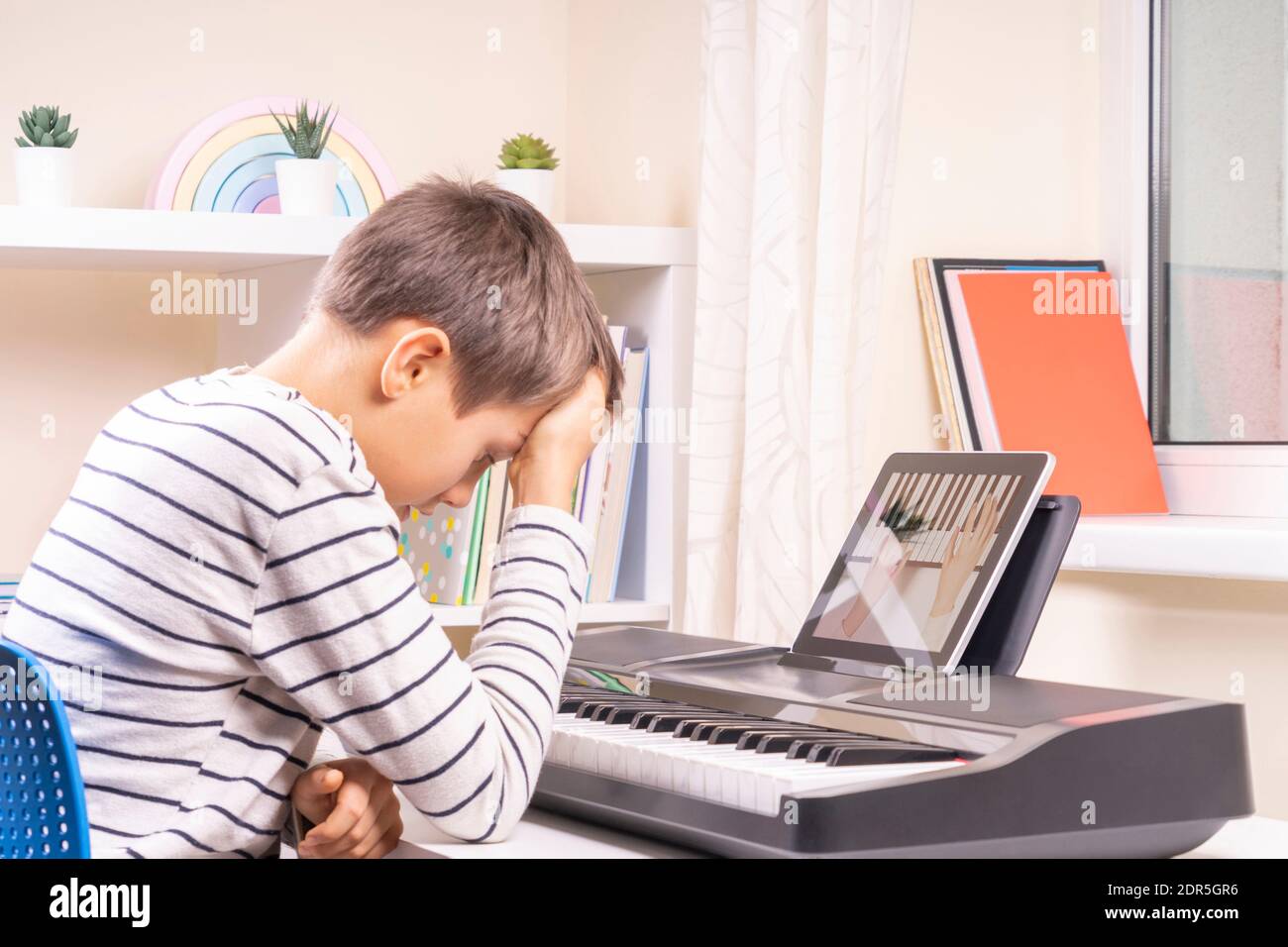 Tired piano keyboard hi-res stock photography and images - Alamy
