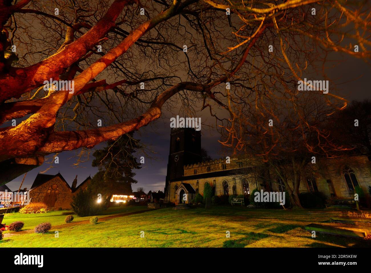 Churches at night hi-res stock photography and images - Alamy