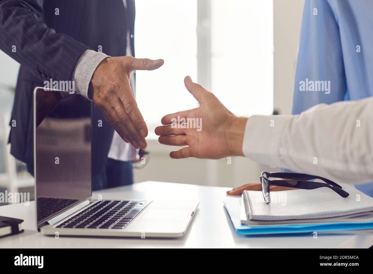 Bank worker hi-res stock photography and images - Alamy