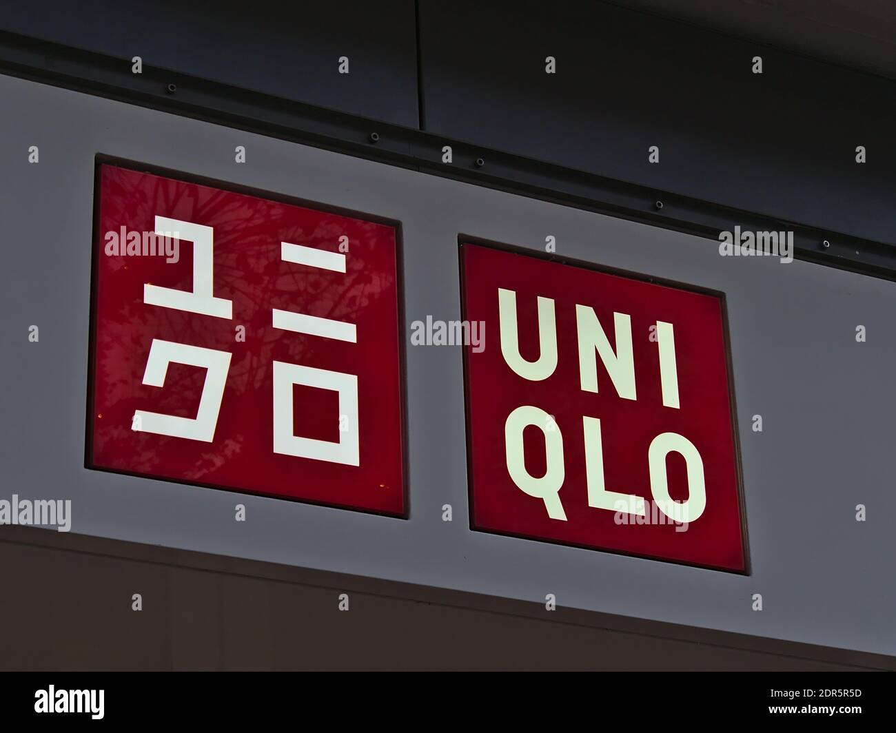Uniqlo logo hi-res stock photography and images - Alamy