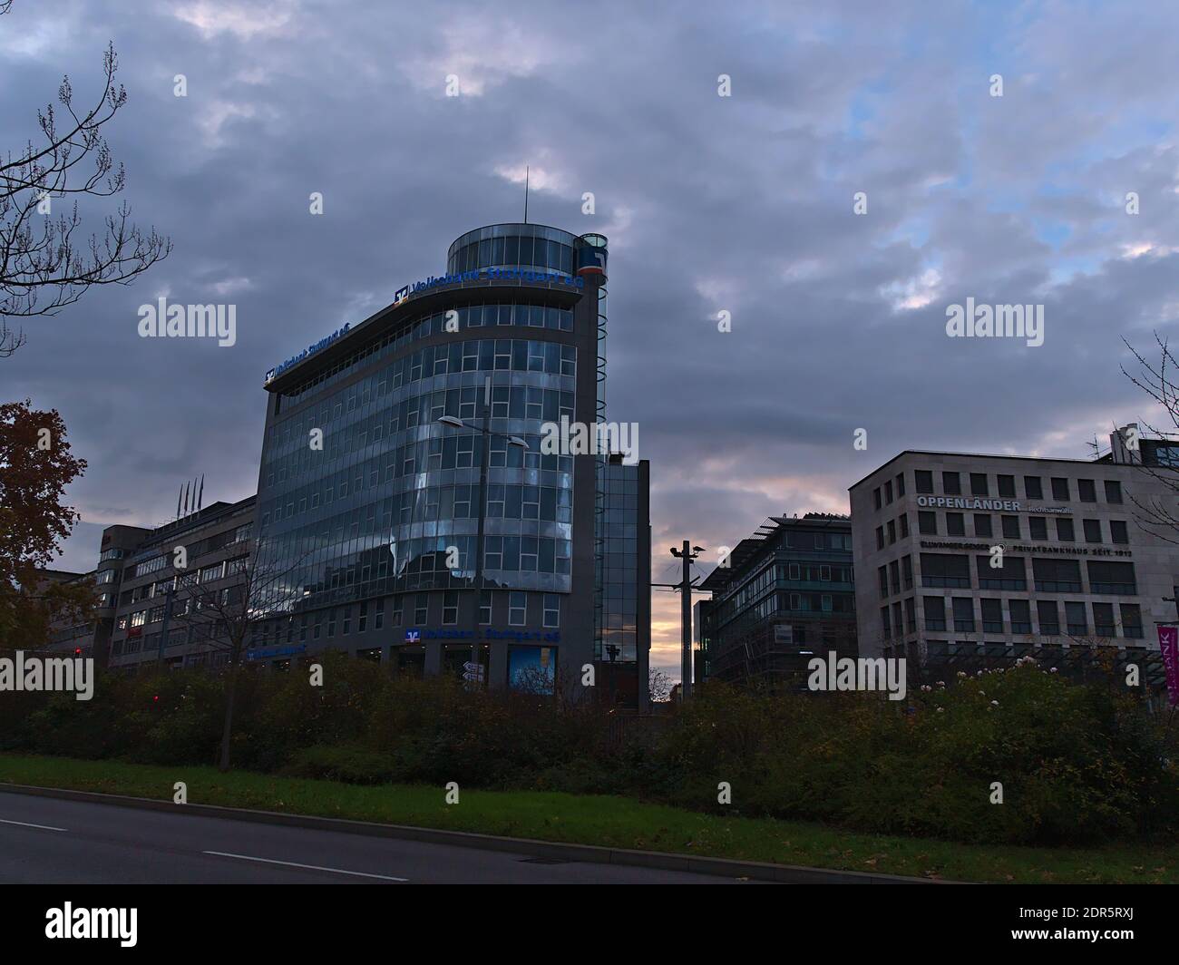 Facade modern bank building hi-res stock photography and images - Alamy
