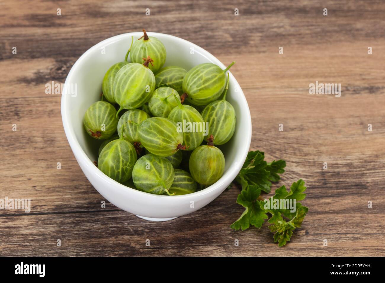 Fresh ripe green sweet gooseberry with leaf Stock Photo - Alamy