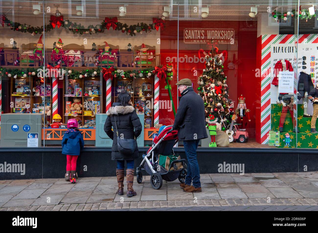 Windsor, Berkshire, UK. 20th December, 2020. A little girl looks into ...