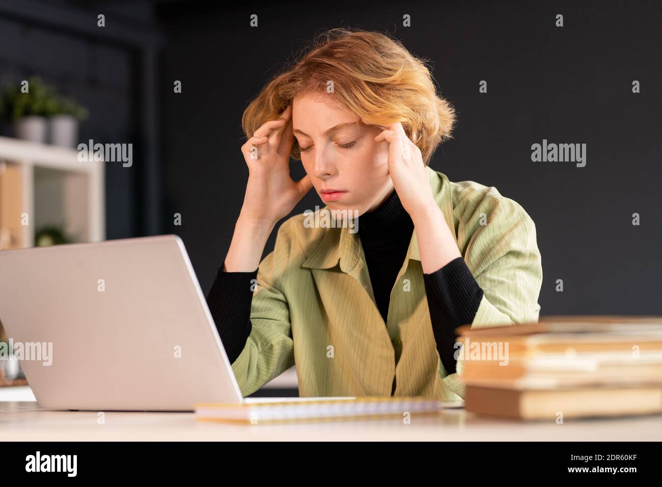 Mature woman computer concentrate hi-res stock photography and images ...