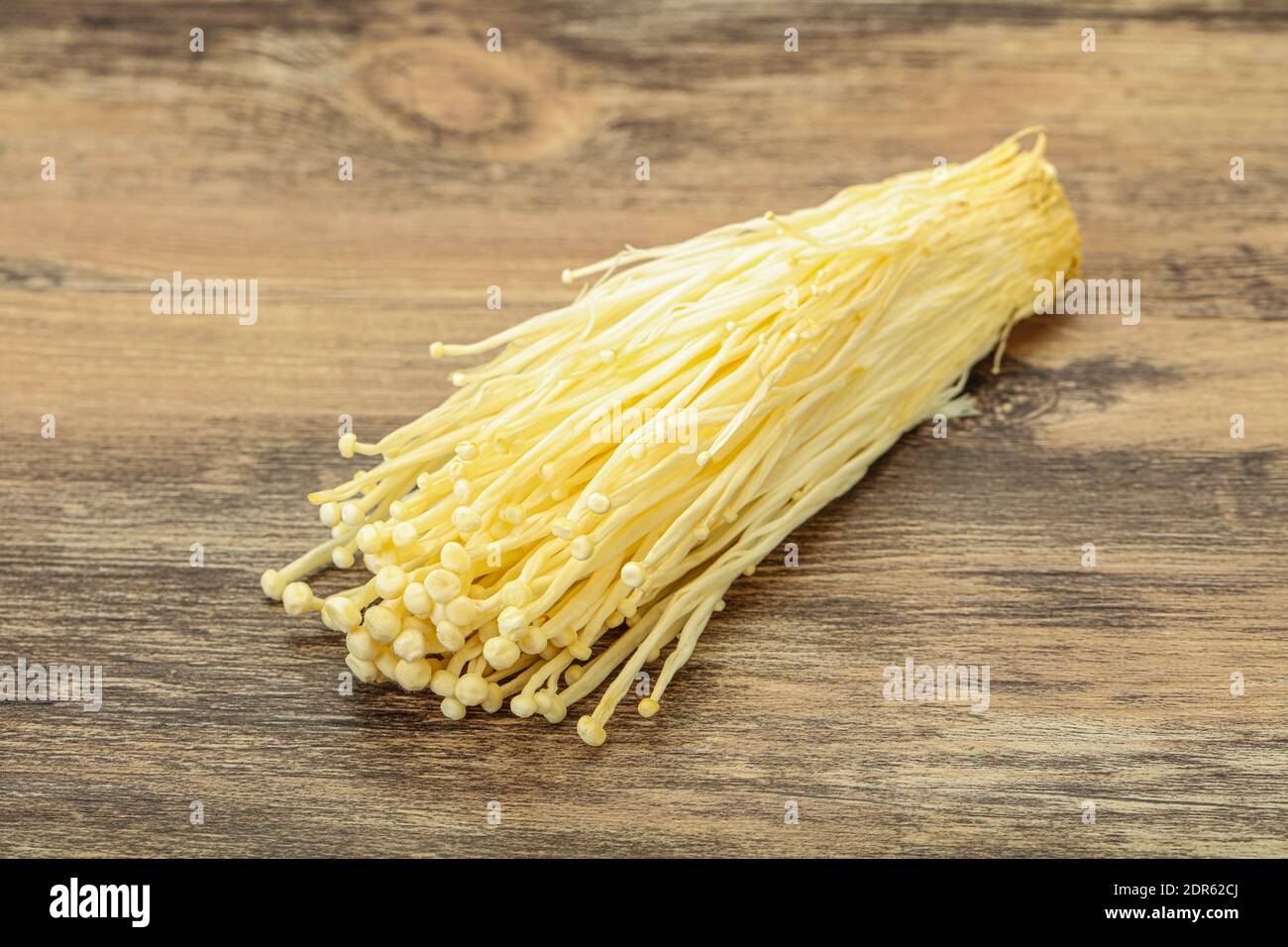 Superfood - Raw Enoki mushrooms Asian cuisine Stock Photo - Alamy