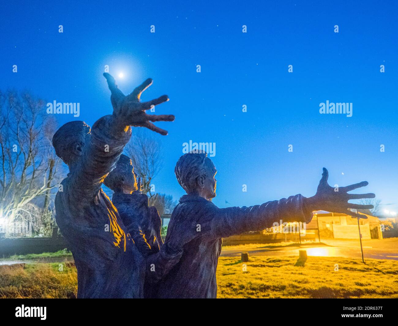 Statue of saturn hi-res stock photography and images - Alamy