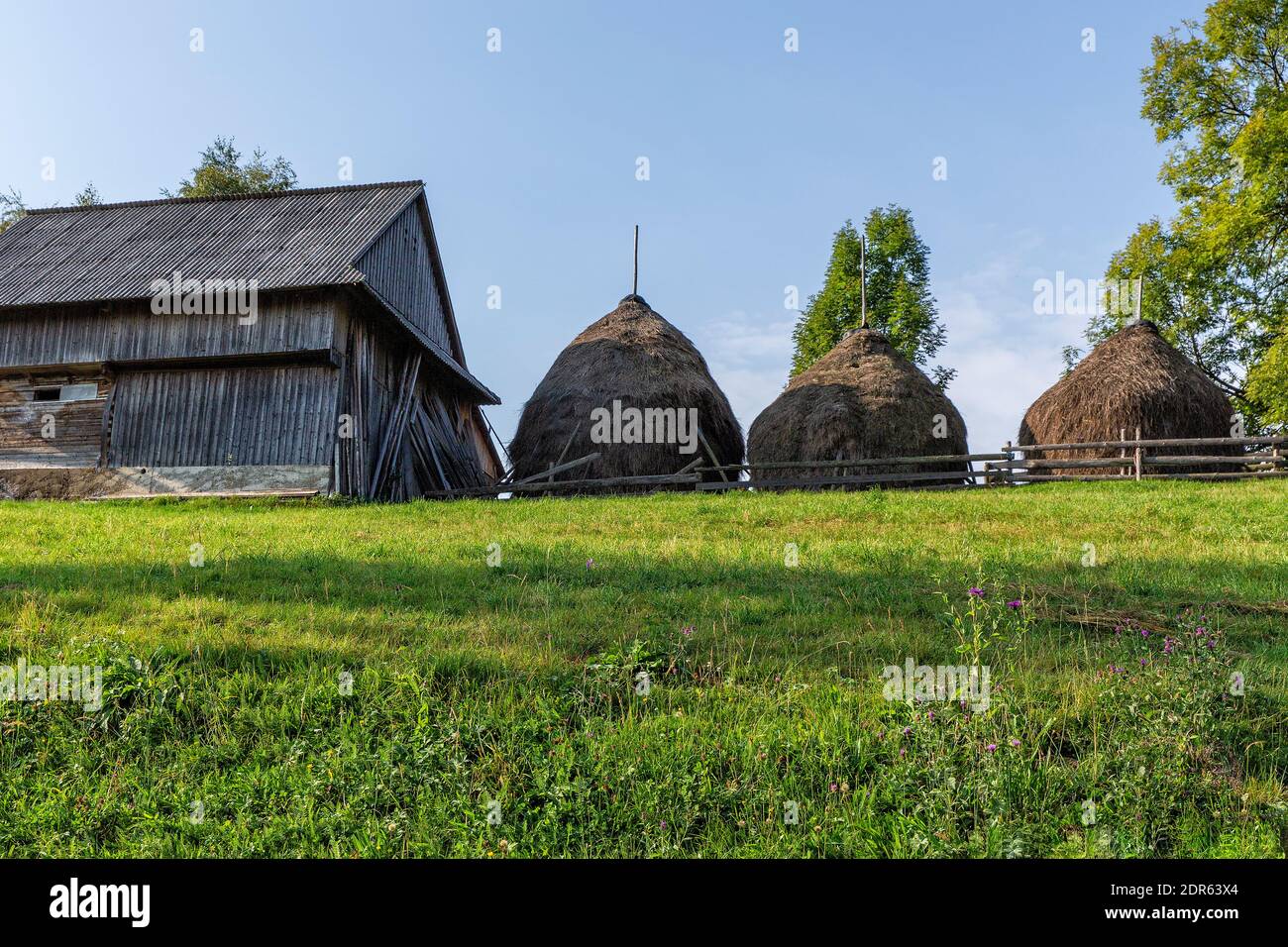 Wooden hay barn hi-res stock photography and images - Alamy