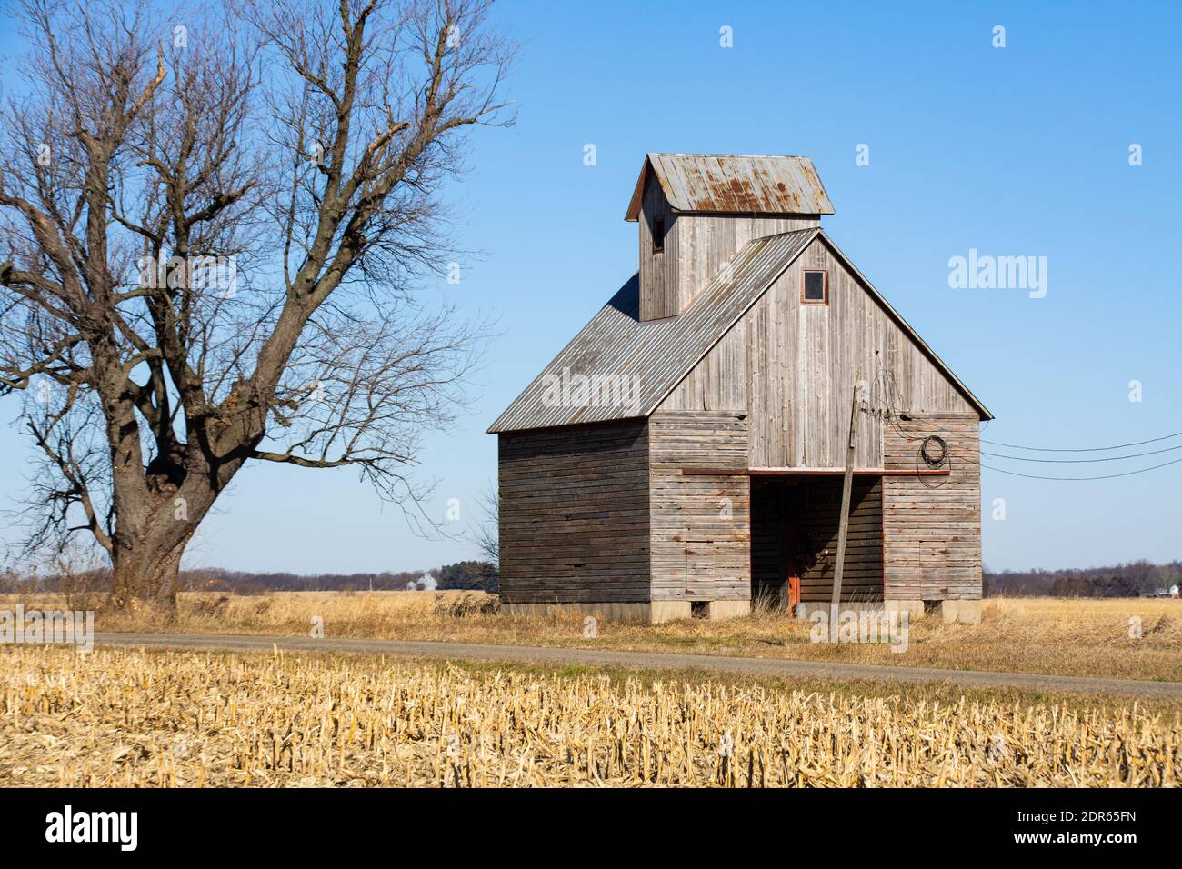 Old corn crib on the side of country road in the Midwest. Bureau County ...