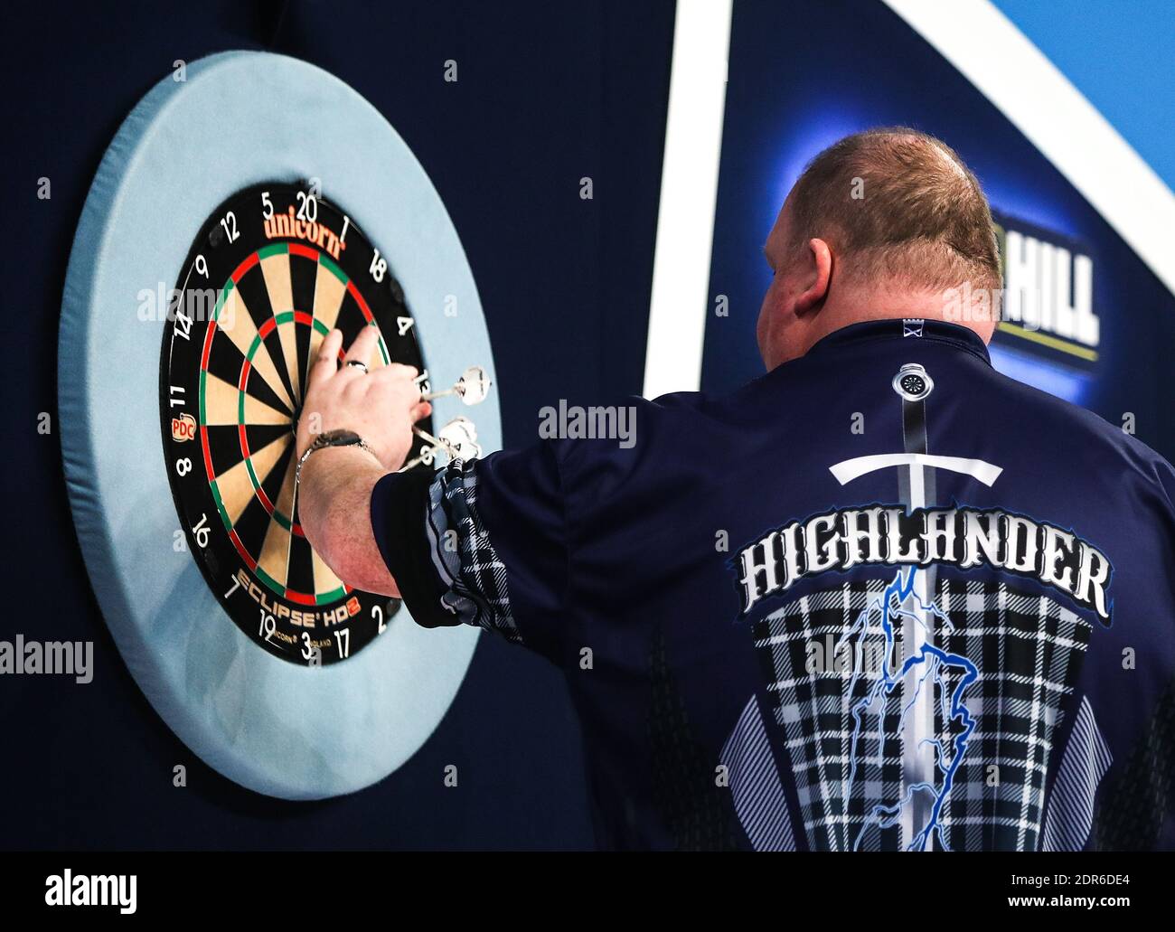 John henderson darts hi-res stock photography and images - Alamy