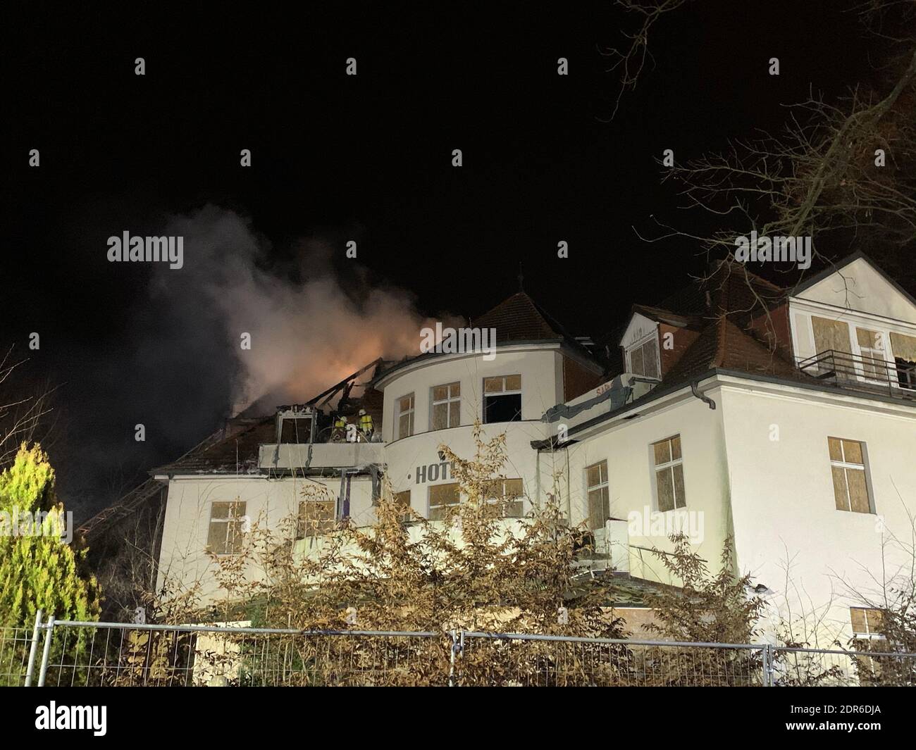 Empty pub fire hi-res stock photography and images - Alamy