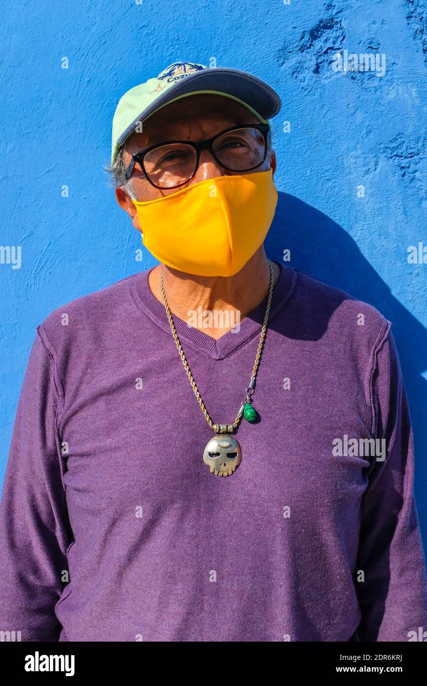 Man wearing coronavirus mask hi-res stock photography and images - Alamy