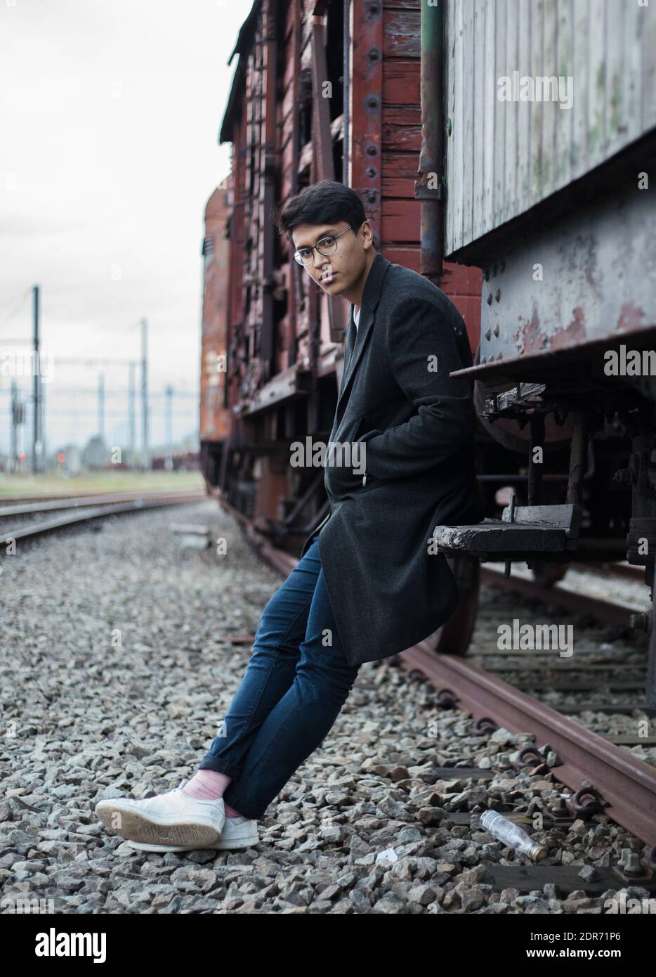 Man and woman leaning on rail hi-res stock photography and images - Alamy