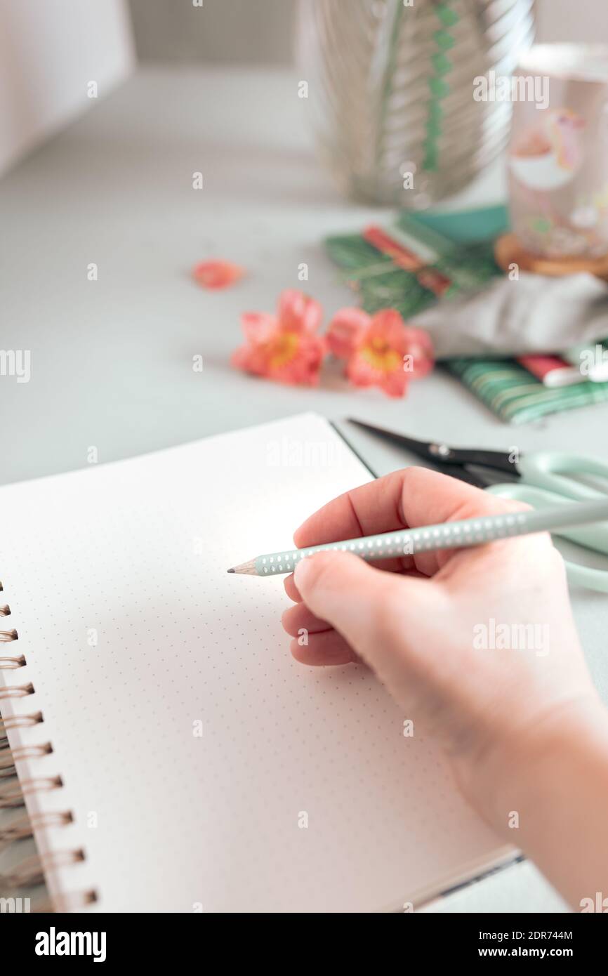 Woman hand organize hi-res stock photography and images - Alamy