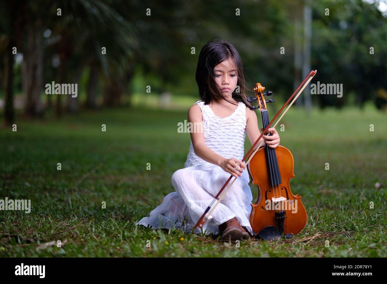 Girls playing violin outdoors hi-res stock photography and images - Alamy
