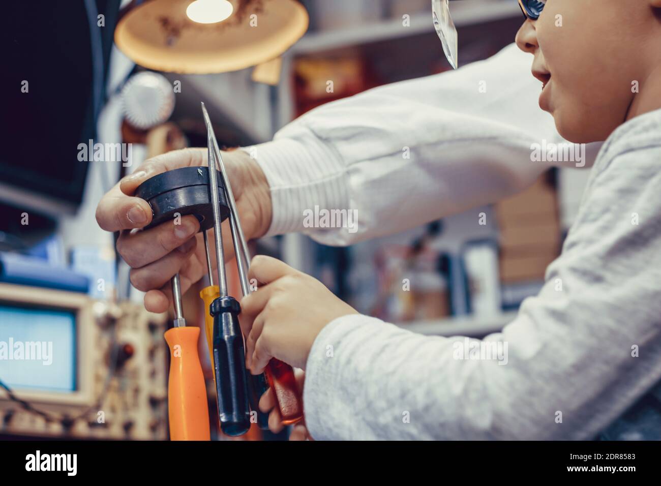 School experiment magnet hi-res stock photography and images - Alamy