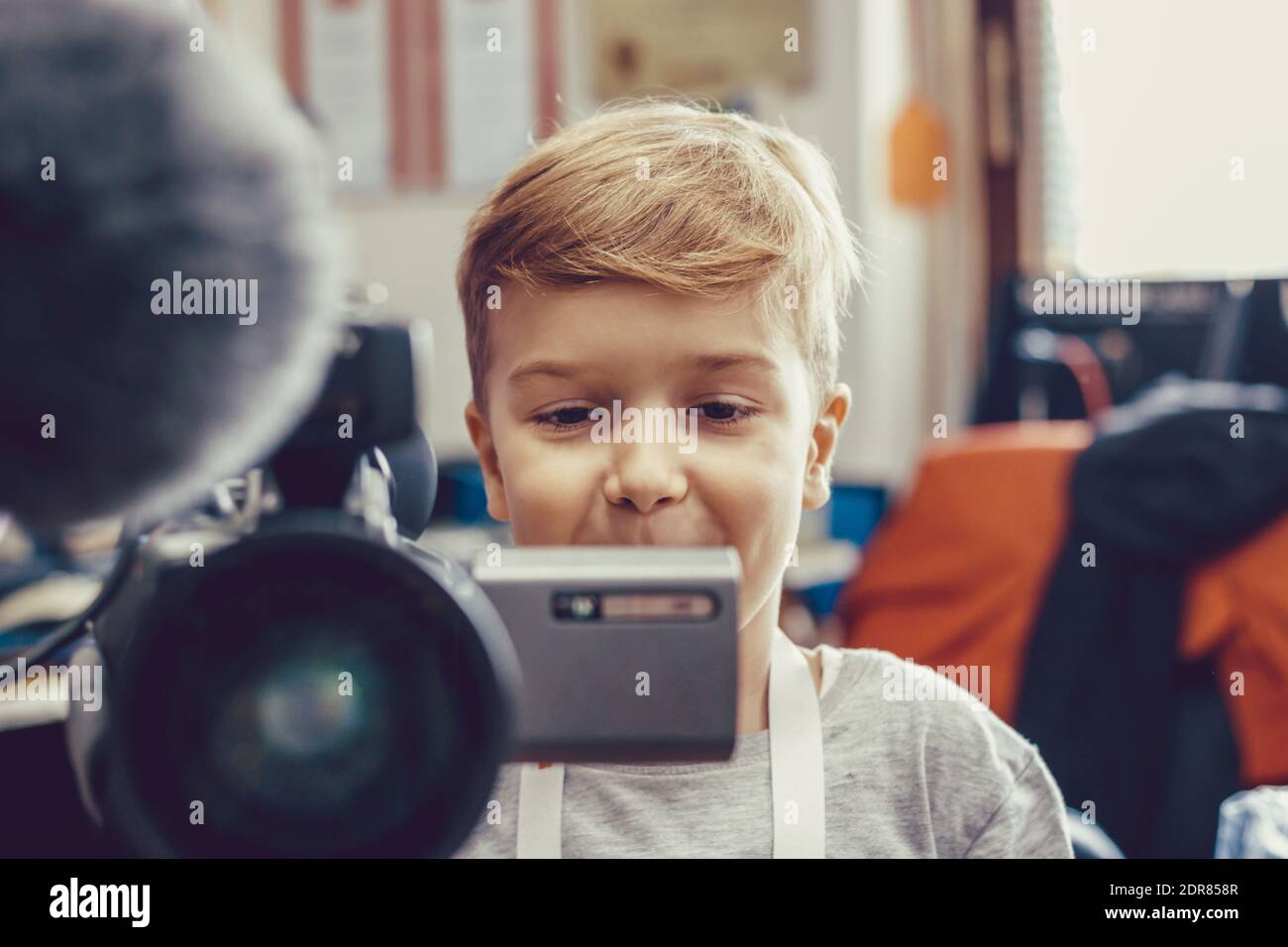 Child with video camera journalist hi-res stock photography and images ...
