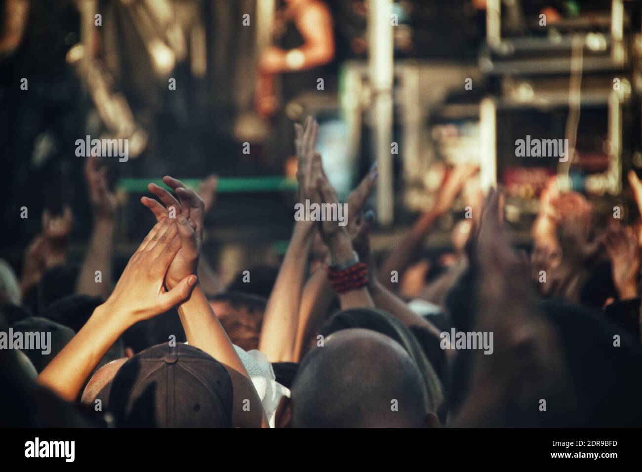Clapping crowd hi-res stock photography and images - Alamy