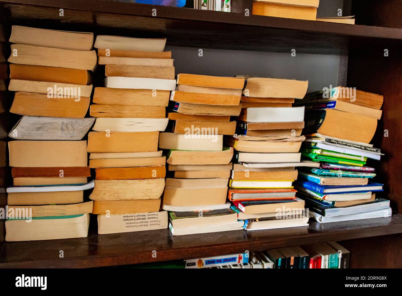Vintage books yellowed pages hi-res stock photography and images - Alamy