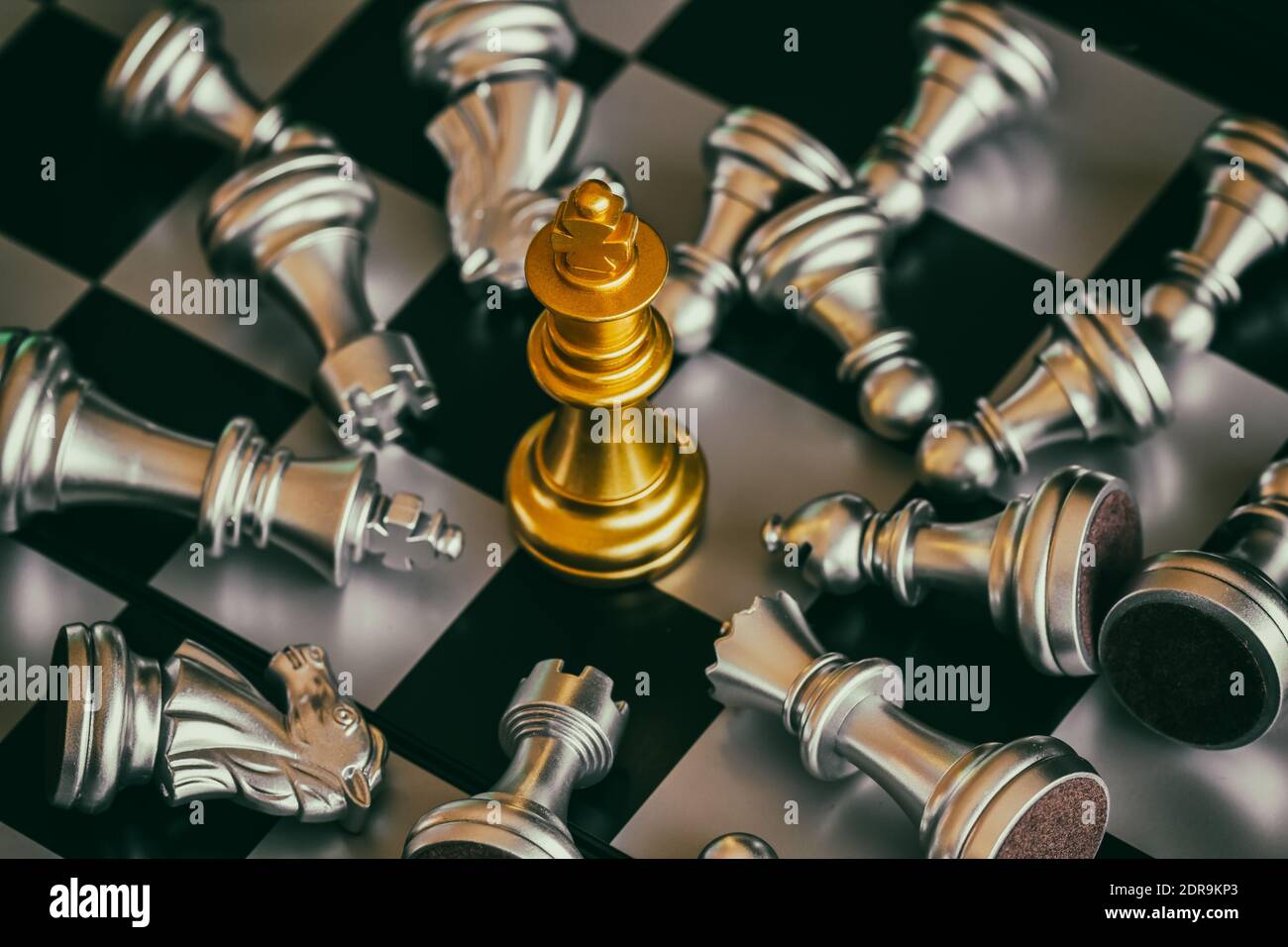 Chess pieces falling hi-res stock photography and images - Alamy