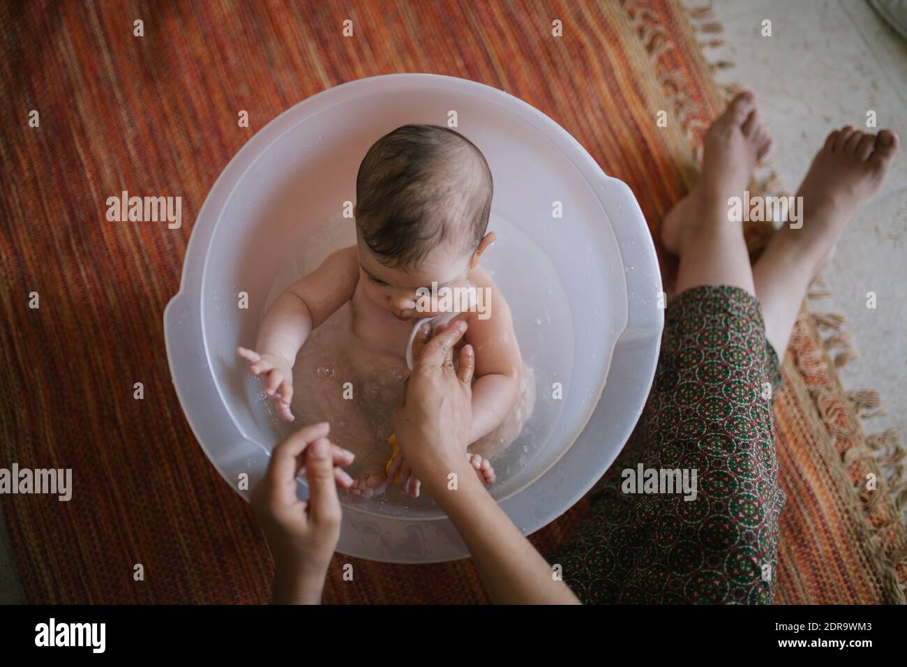 Mother taking bath with daughter hi-res stock photography and images ...