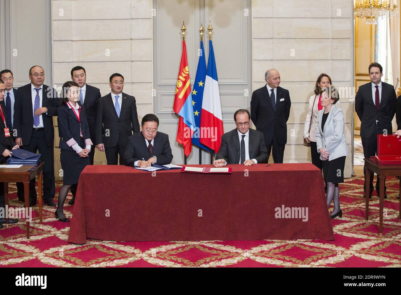 Signing of the 2015 paris agreement hi-res stock photography and images ...