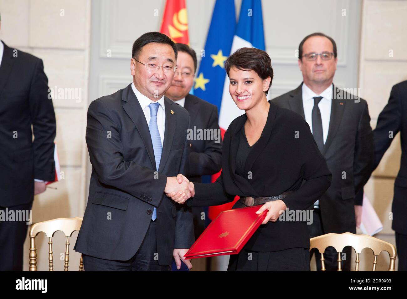 Signing of the 2015 paris agreement hi-res stock photography and images ...