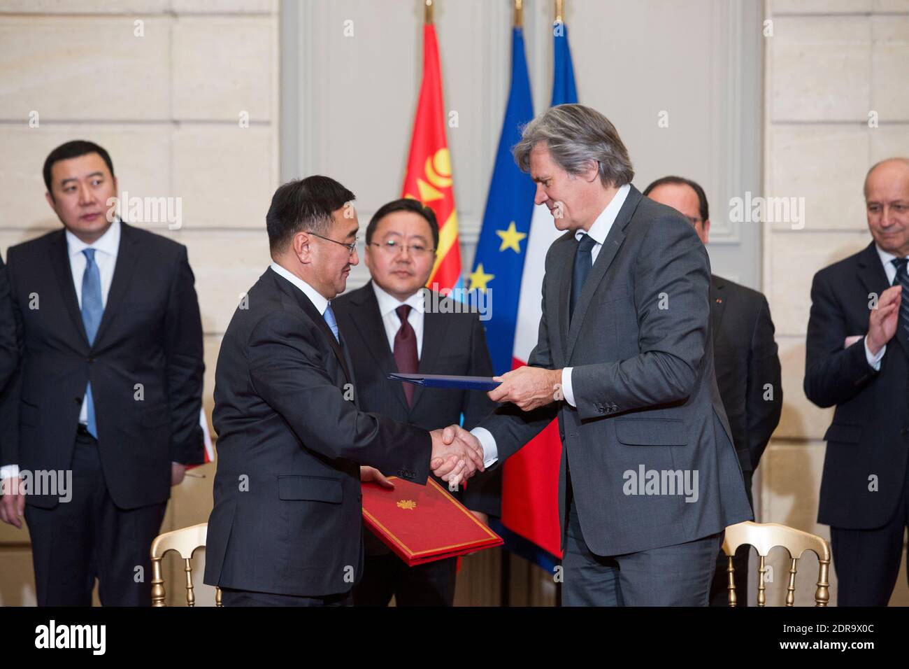 Signing of the 2015 paris agreement hi-res stock photography and images ...