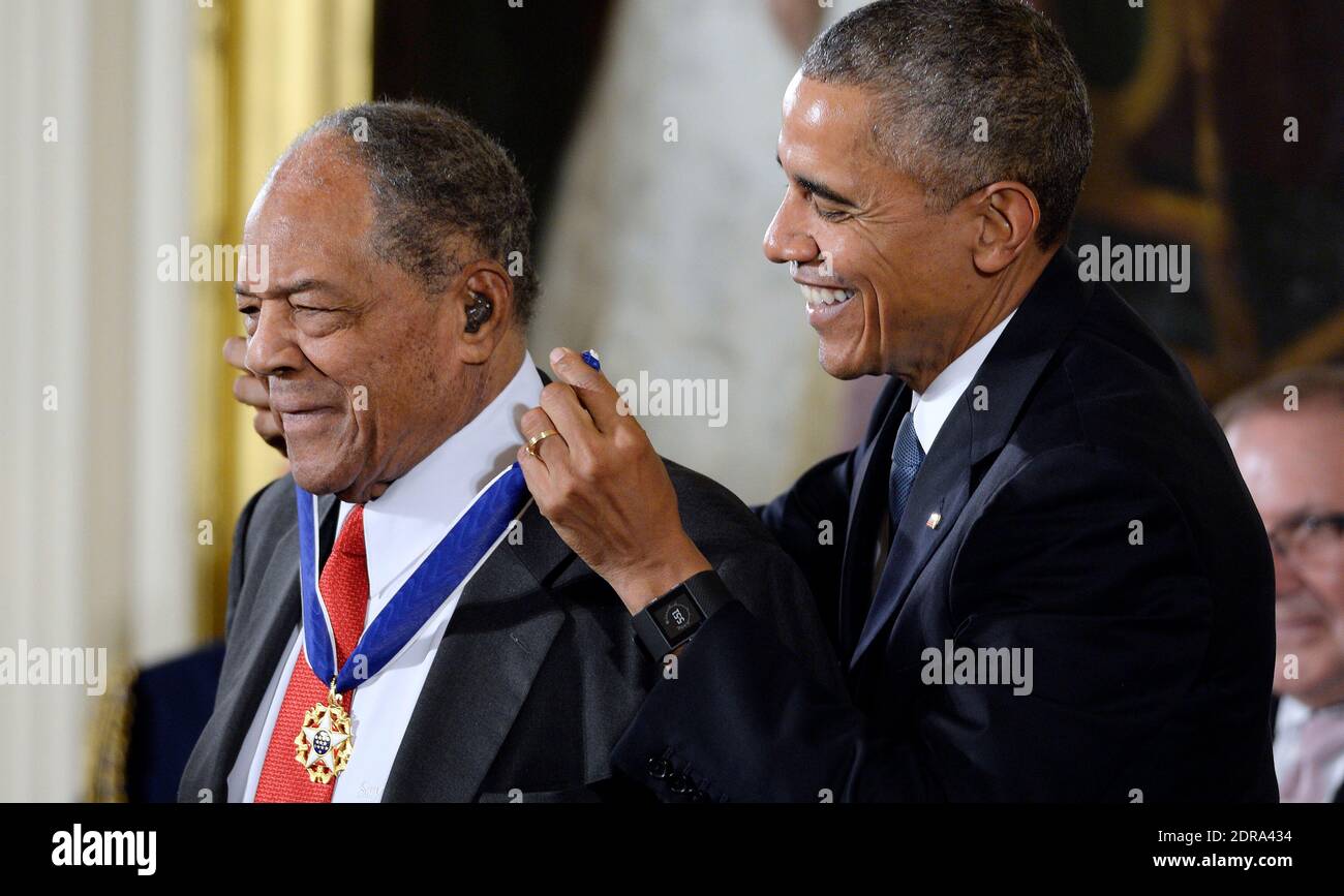 US President Barack Obama gives the Presidential Medal of Freedom to ...