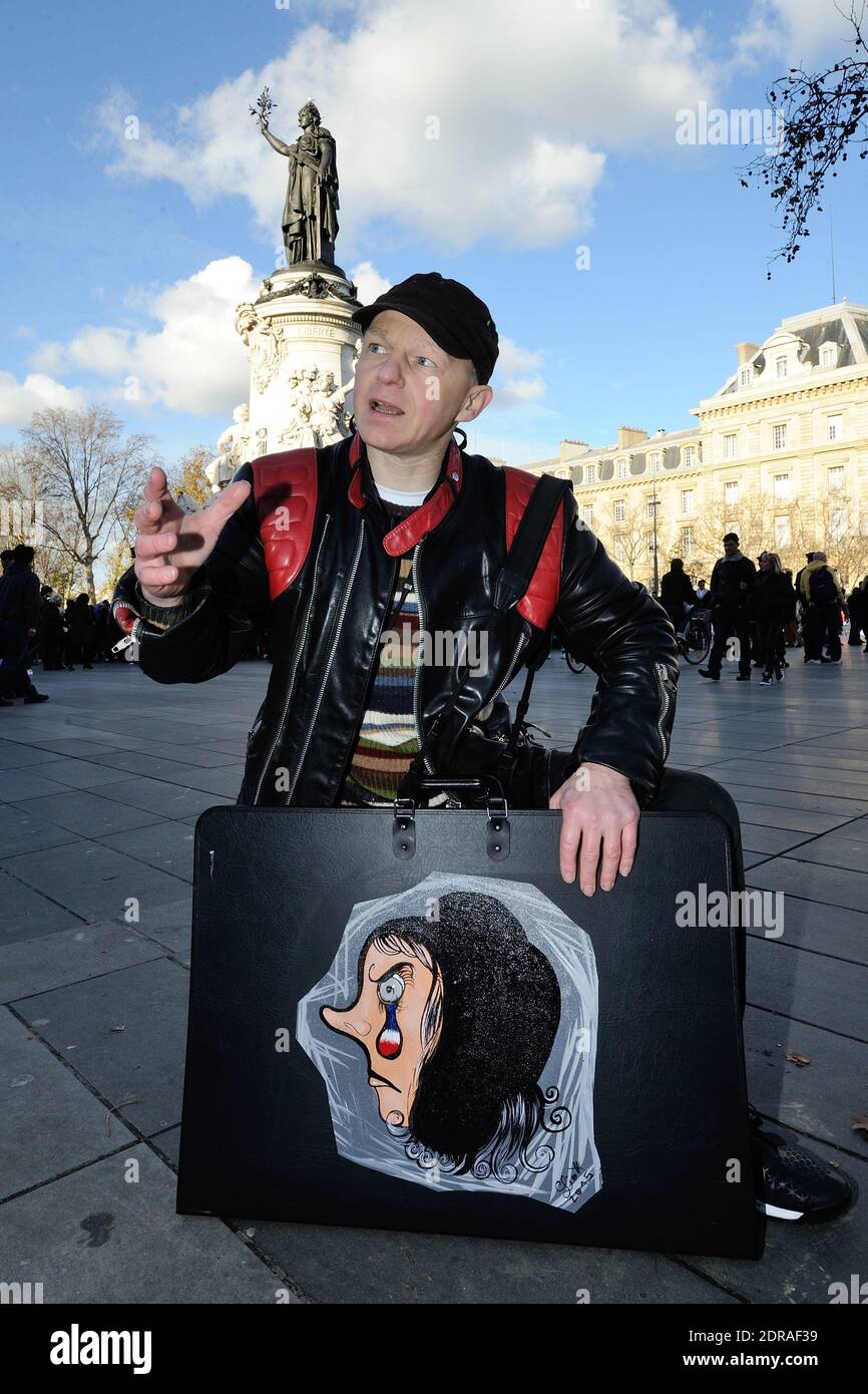 Streetartist Liox posing with his Marianne to express disagreement with ...