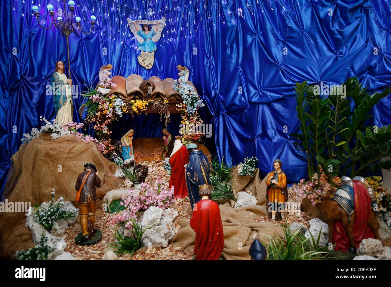 christmas scene, showing nativity scene without baby jesus - end of ...